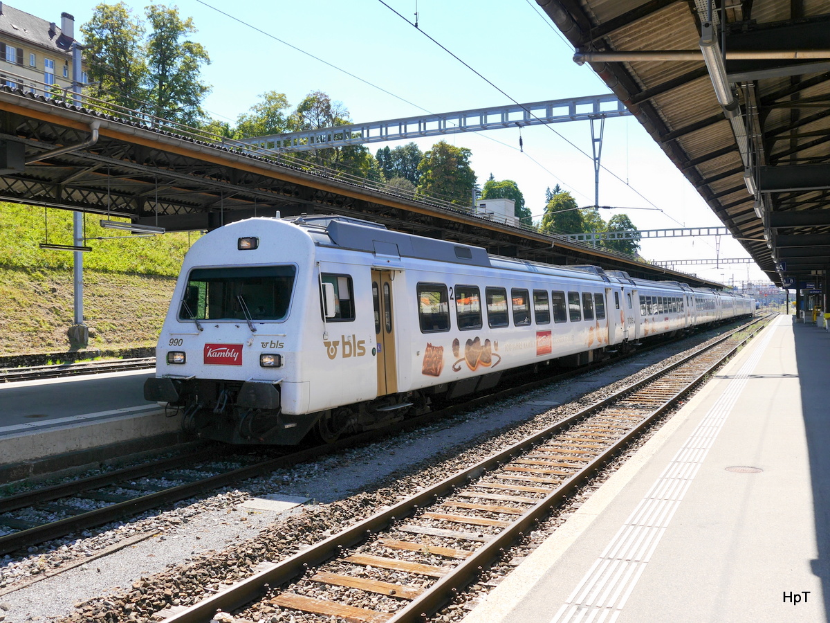 BLS - RE nach Neuchàtel - Bern hier im Bahnhof von La Chaux de Fonds mit dem "Güezziexpress" am ...