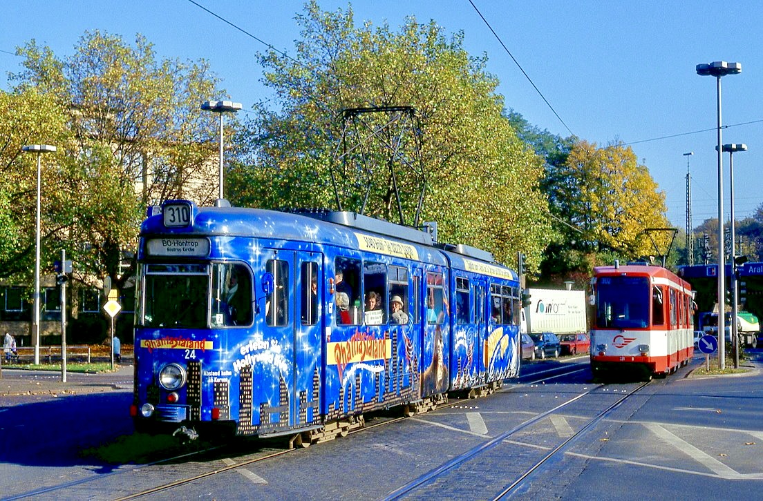 Bochum Tw 24, Bochum Zentrum, am Hbf., 28.10.1993. - Bahnbilder.de