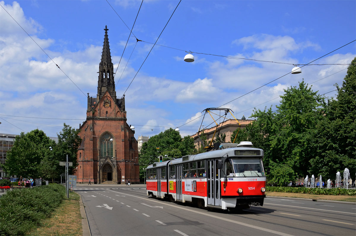Brno CKD Tatra K2 1054 als Linie 11, Komenského náměstí, 15.07.2015 - Bahnbilder.de