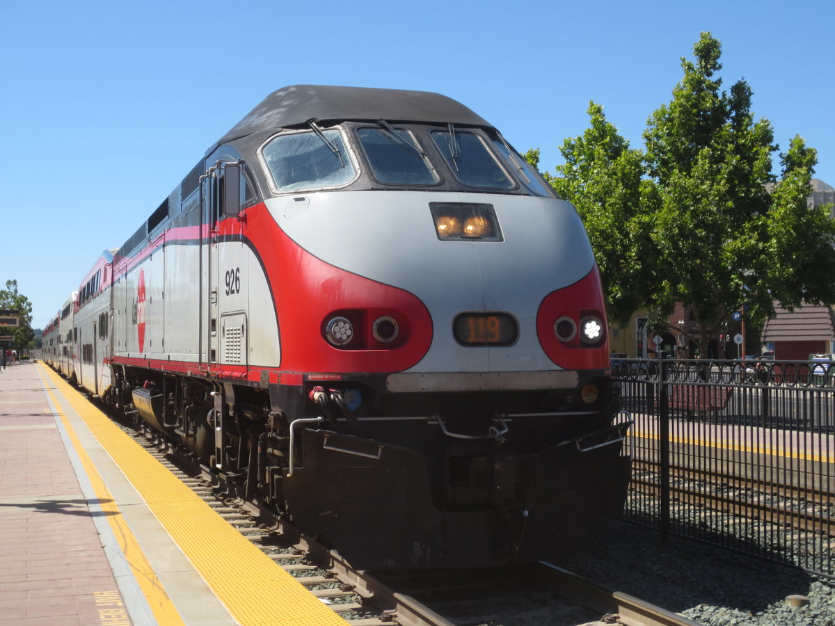 Caltrain Lok 926 auf dem Weg von San Francisco nach San Jose im Bahnhof Redwood City am 1.7.2017 ...