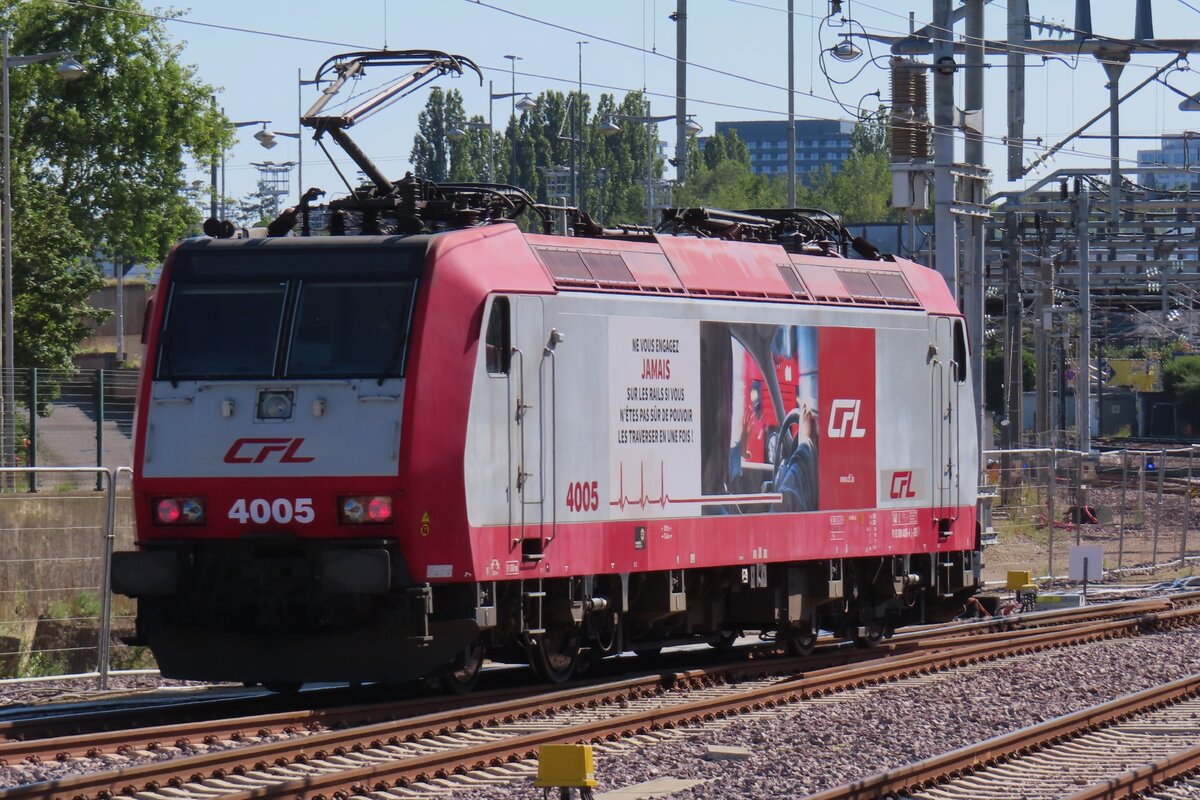 CFL 4005 gibt der guten Rat, keine Dummigkeiten beim Bahnübergang zu machen beim Dienstfahrt am ...