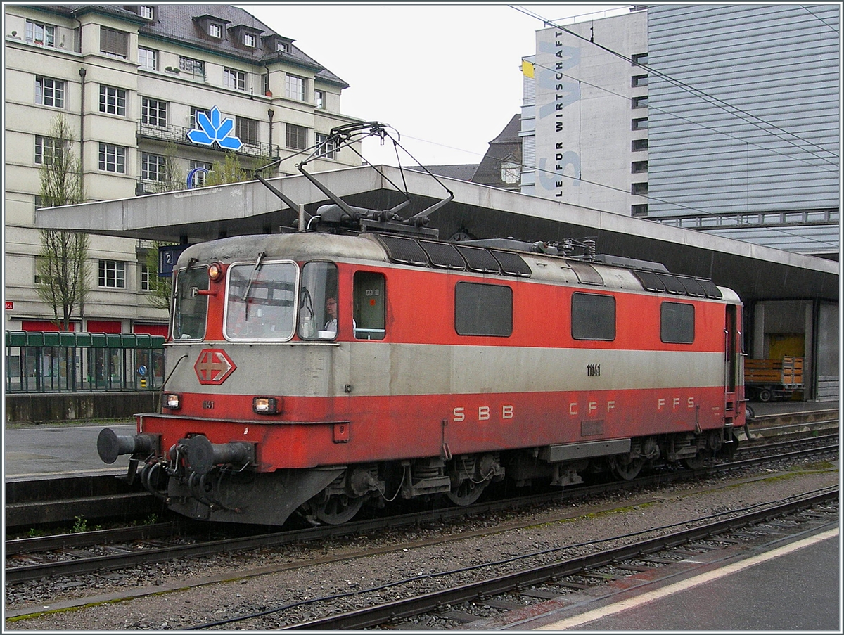 Damals noch die drittletzte SWISS EXPRESS Re 4/4 II: die Re 4/4 11141 in Luzern - Bahnbilder.de