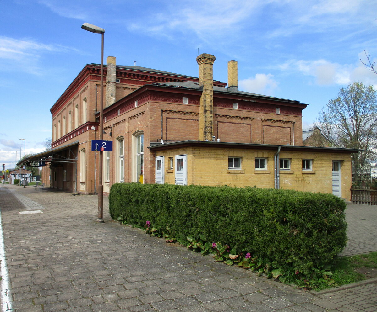 Das Bahnhofsgebäude von Klostermansfeld am 24.April 2023. - Bahnbilder.de