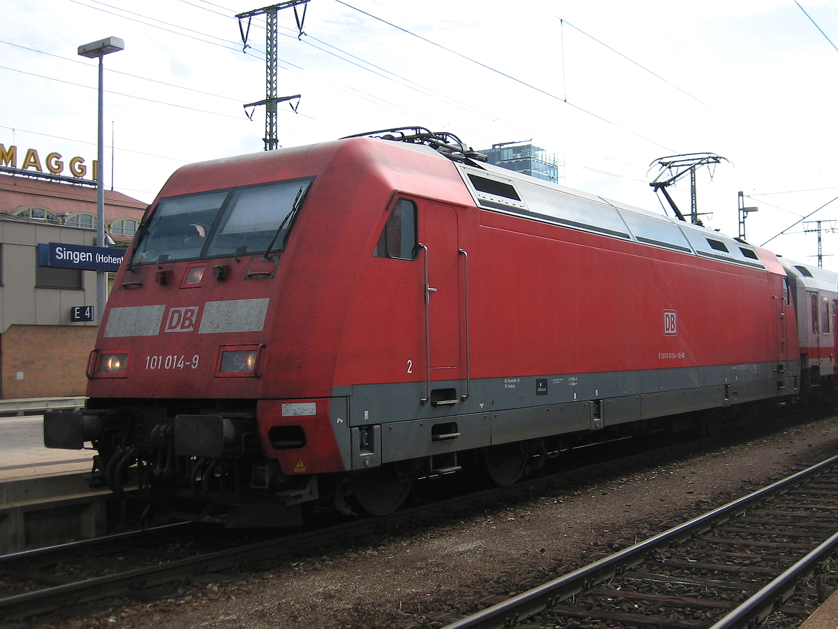 DB 101 014-9 mit einem IC von Hamburg-Altona nach Konstanz hier beim Zwischenhalt in Singen ...