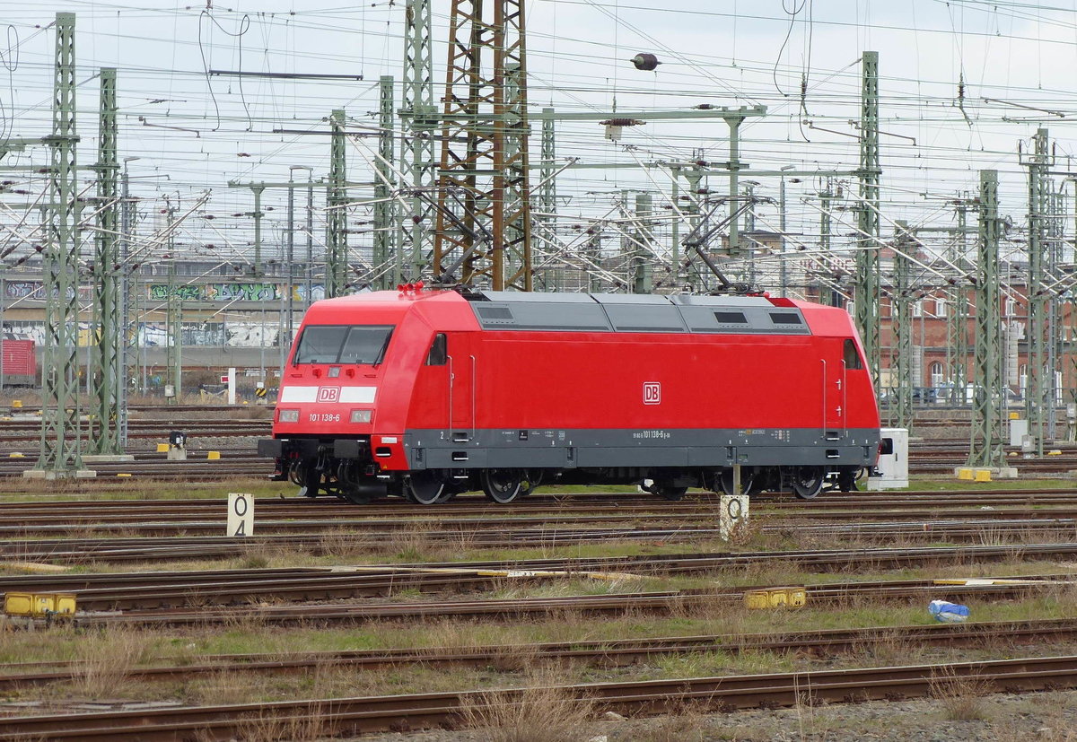 DB 101 138-6 pausiert am 07.04.2021 auf dem Gleisvorfeld in Leipzig Hbf - Bahnbilder.de