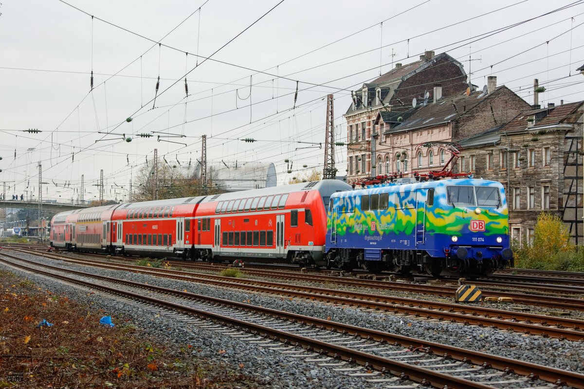 DB 111 074 "Hilde" mit Dostos-Überführung in Wuppertal, November 2022. - Bahnbilder.de