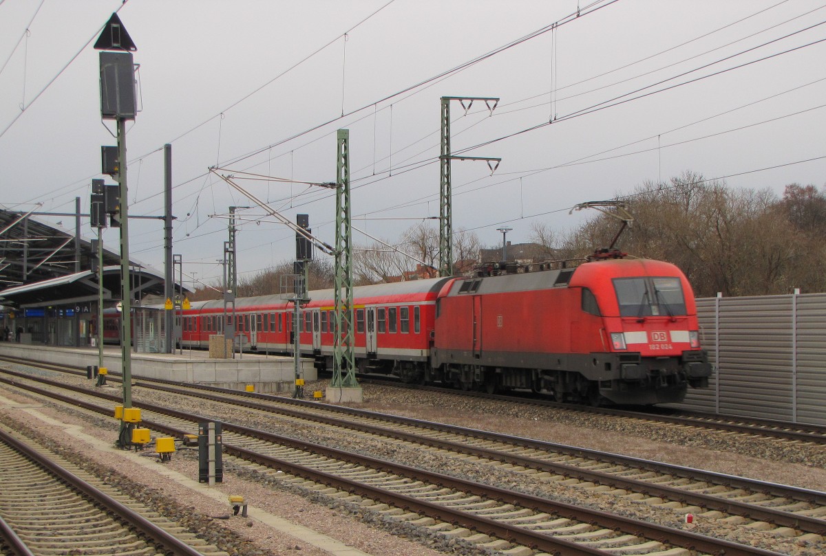 DB 182 024 mit der RB 16315 von Eisenach nach Halle (S) Hbf, am 19.12.2013 in Erfurt Hbf ...