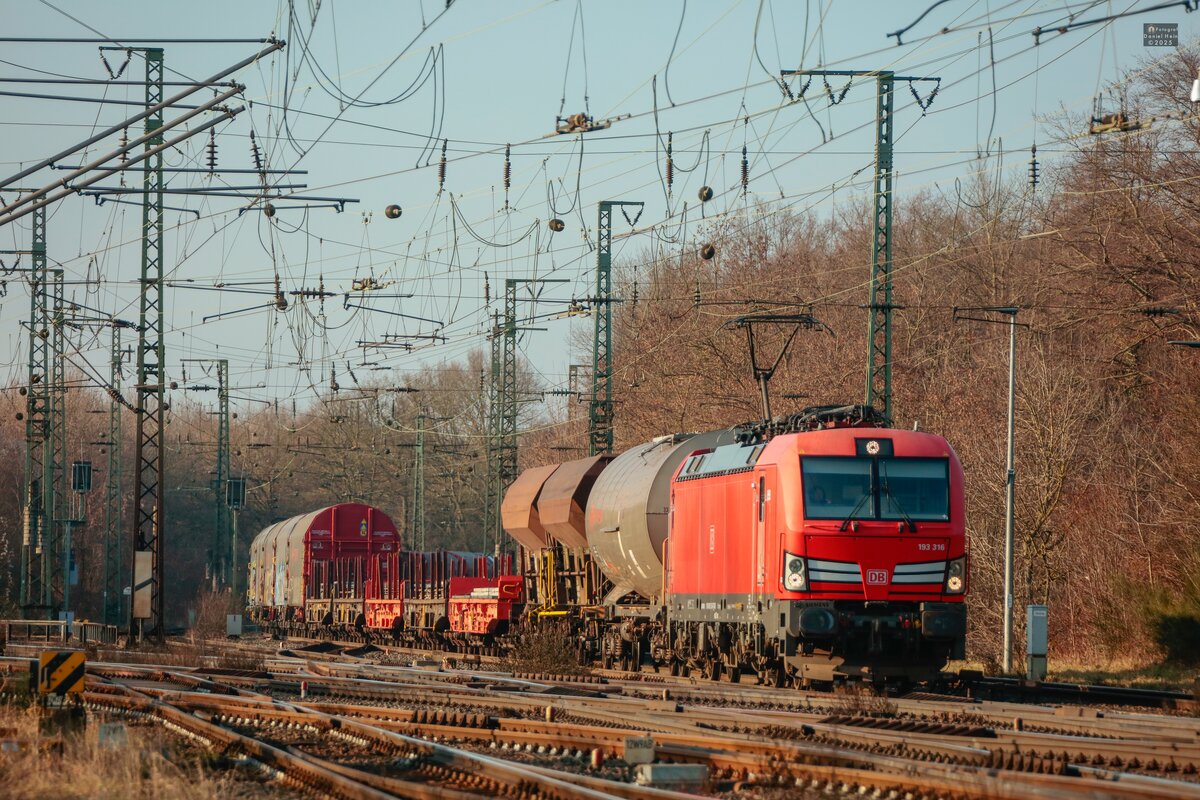 DB 193 316 mit Güterzug in Köln Gremberg, Februar 2025. - Bahnbilder.de