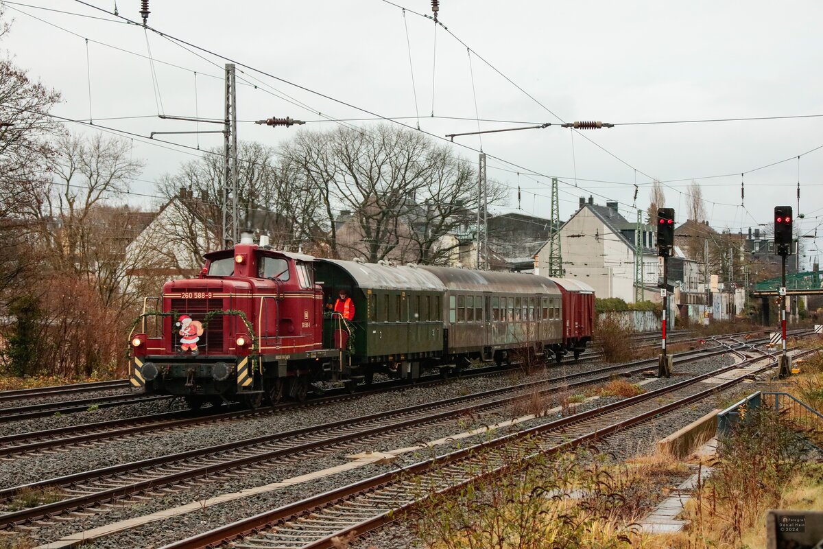 DB 260 588-9 mit "Nikolaussonderzug" in Wuppertal, Dezember 2024. - Bahnbilder.de