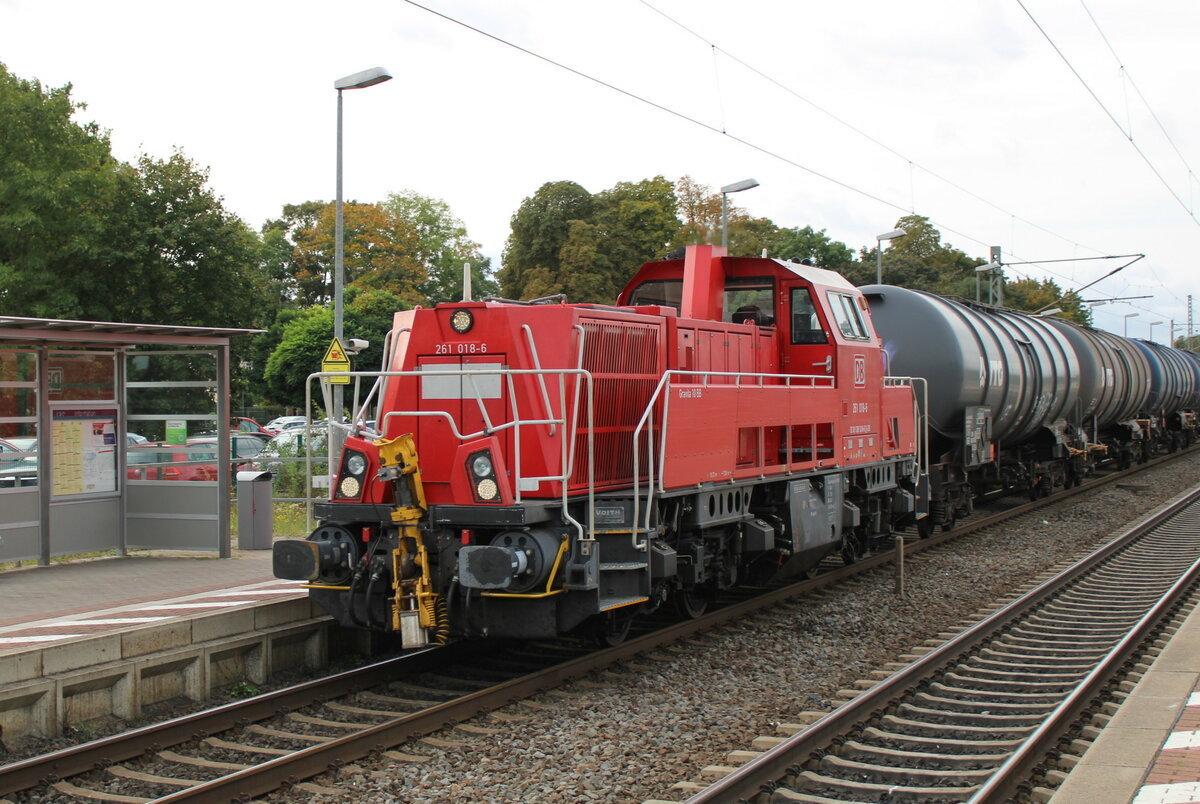 DB 261 018-6 mit Kesselwagen von Emleben nach Erfurt Gbf, am 05.10.2023 in Neudietendorf ...