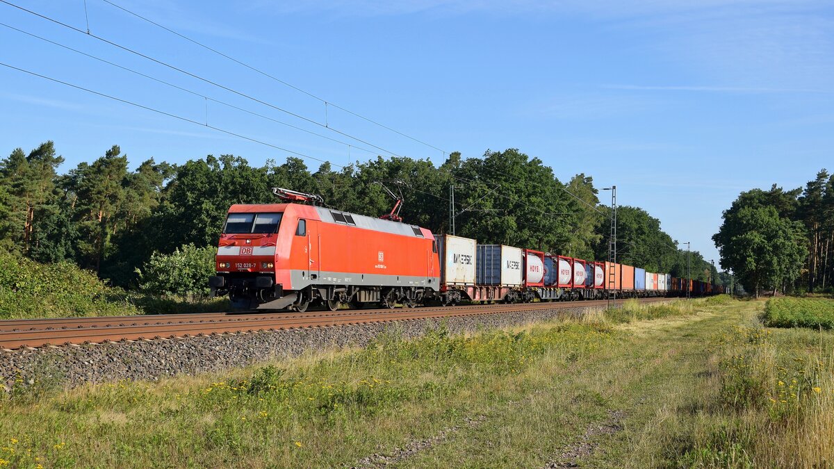 DB Cargo 152 028 mit Containerzug in Richtung Hannover (Rohrsen, 02.08.2022) - Bahnbilder.de