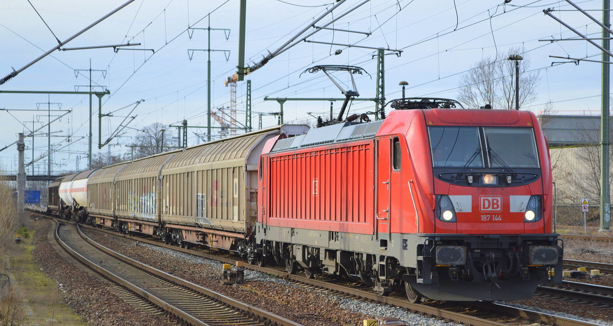 DB Cargo AG [D] mit "187 144" [NVR-Nummer: 91 80 6187 144-1 D-DB] und gemischtem Güterzug am 18. ...