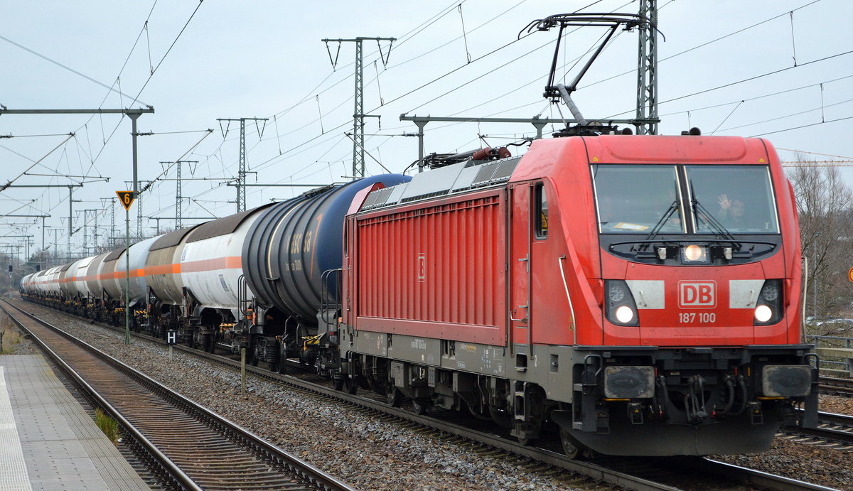 DB Cargo AG [D] mit "187 100" [NVR-Nummer: 91 80 6187 100-3 D-DB] und gemischtem Kesselwagenzug ...
