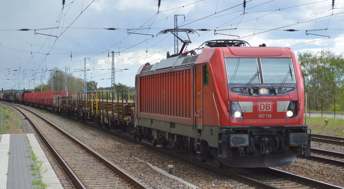 DB Cargo AG [D] mit "187 116" [NVR-Nummer: 91 80 6187 116-9 D-DB] und gemischtem Güterzug am 05. ...