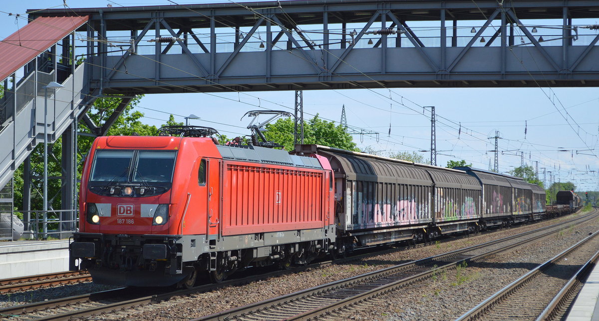 DB Cargo AG [D] mit "187 186" [NVR-Nummer: 91 80 6187 186-2 D-DB] und gemischtem Güterzug am 14. ...