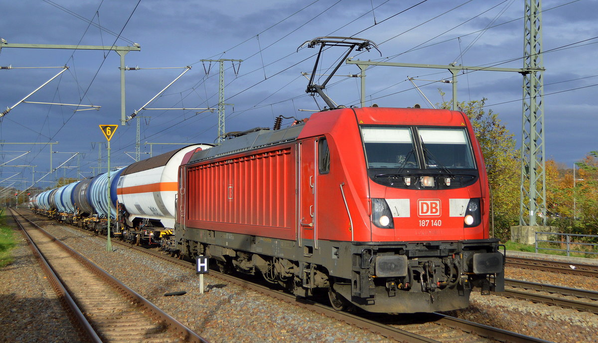 DB Cargo AG [D] mit "187 140" [NVR-Nummer: 91 80 6187 140-9 D-DB] und gemischtem Kesselwagenzug ...
