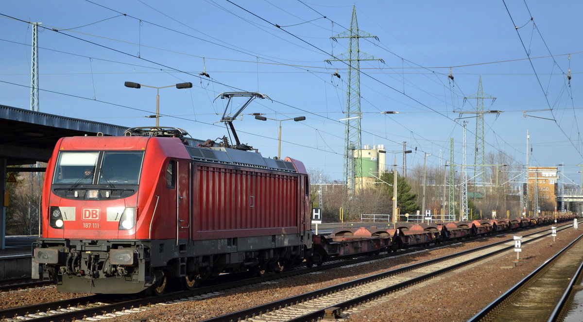 DB Cargo AG [D] mit "187 111" [NVR-Nummer: 91 80 6187 111-0 D-DB] und einem Leerzug Taschenwagen ...