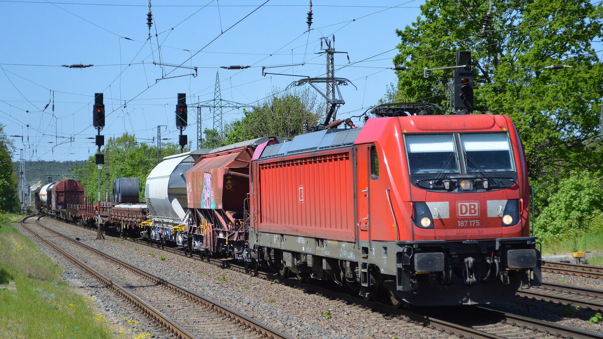 DB Cargo AG [D] mit "187 175" [NVR-Nummer: 91 80 6187 175-5 D-DB] und gemischtem Güterzug am 09. ...