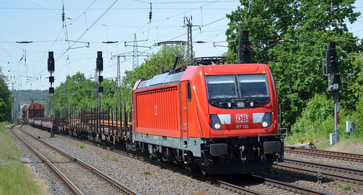 DB Cargo AG [D] mit "187 136" [NVR-Nummer: 91 80 6187 136-7 D-DB] und gemischtem Güterzug am 16. ...