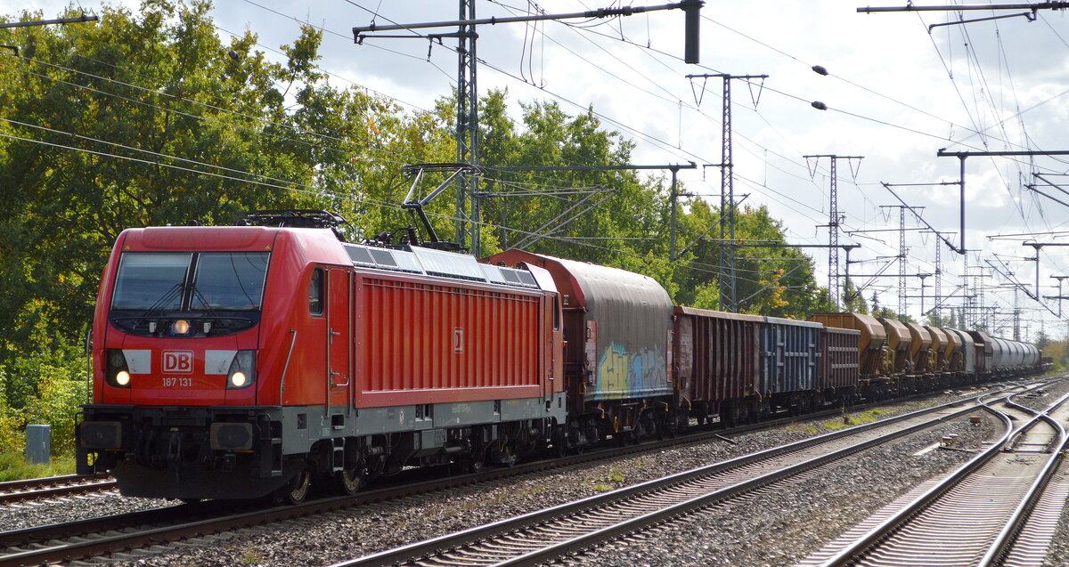 DB Cargo AG [D] mit "187 131" [NVR-Nummer: 91 80 6187 131-8 D-DB] und einem gemischten Güterzug ...
