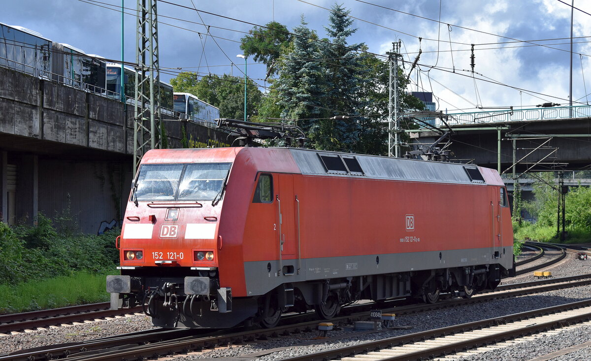 DB Cargo AG [D] mit ihrer "152 121-0" [NVR-Nummer: 91 80 6152 121-0 D-DB] am 03.08.23 Höhe ...