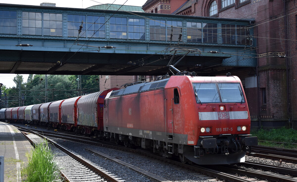 DB Cargo AG, Mainz mit ihrer "185 157-5" [NVR-Nummer: 91 80 6185 157-5 D-DB] und einem Coilzug ...