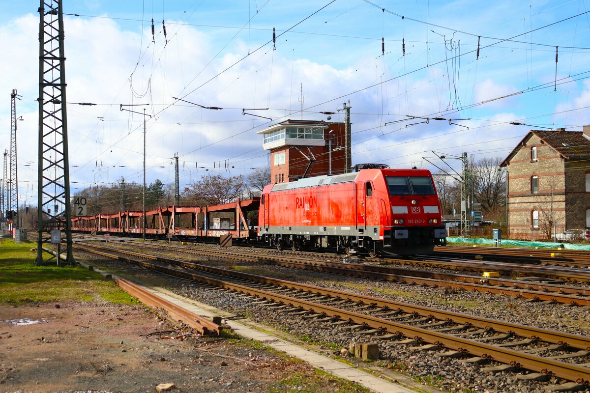 DB Cargo Bombardier Traxx 185 240-9 mit leeren Autotransportzug in Darmstadt Kranichstein am 24. ...