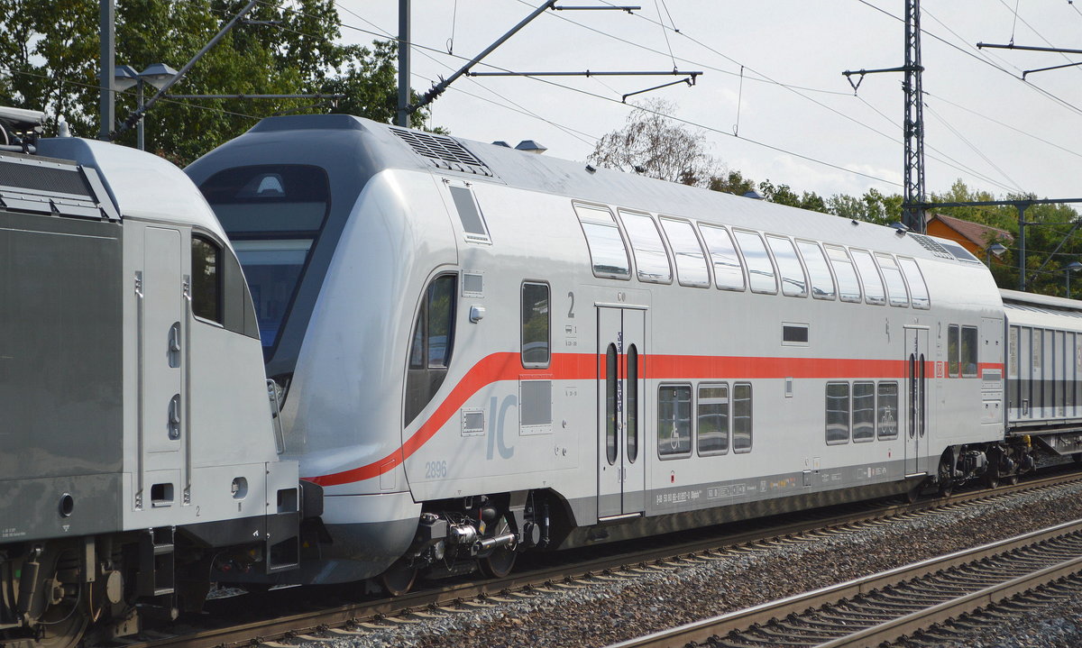 DB Fernverkehr IC-Doppelstock Steuerwagen "2896" (D-DB 50 80 86-81 897-0 DBpbzfa 668.4) am Haken ...