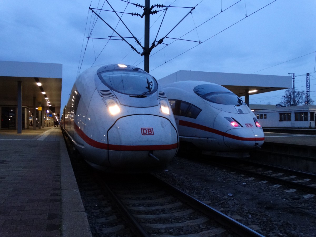 DB Fernverkehr ICE 3 (BR 407) links und ICE 3 (BR 403) rechts in der Hundeperspektive am 13.12. ...