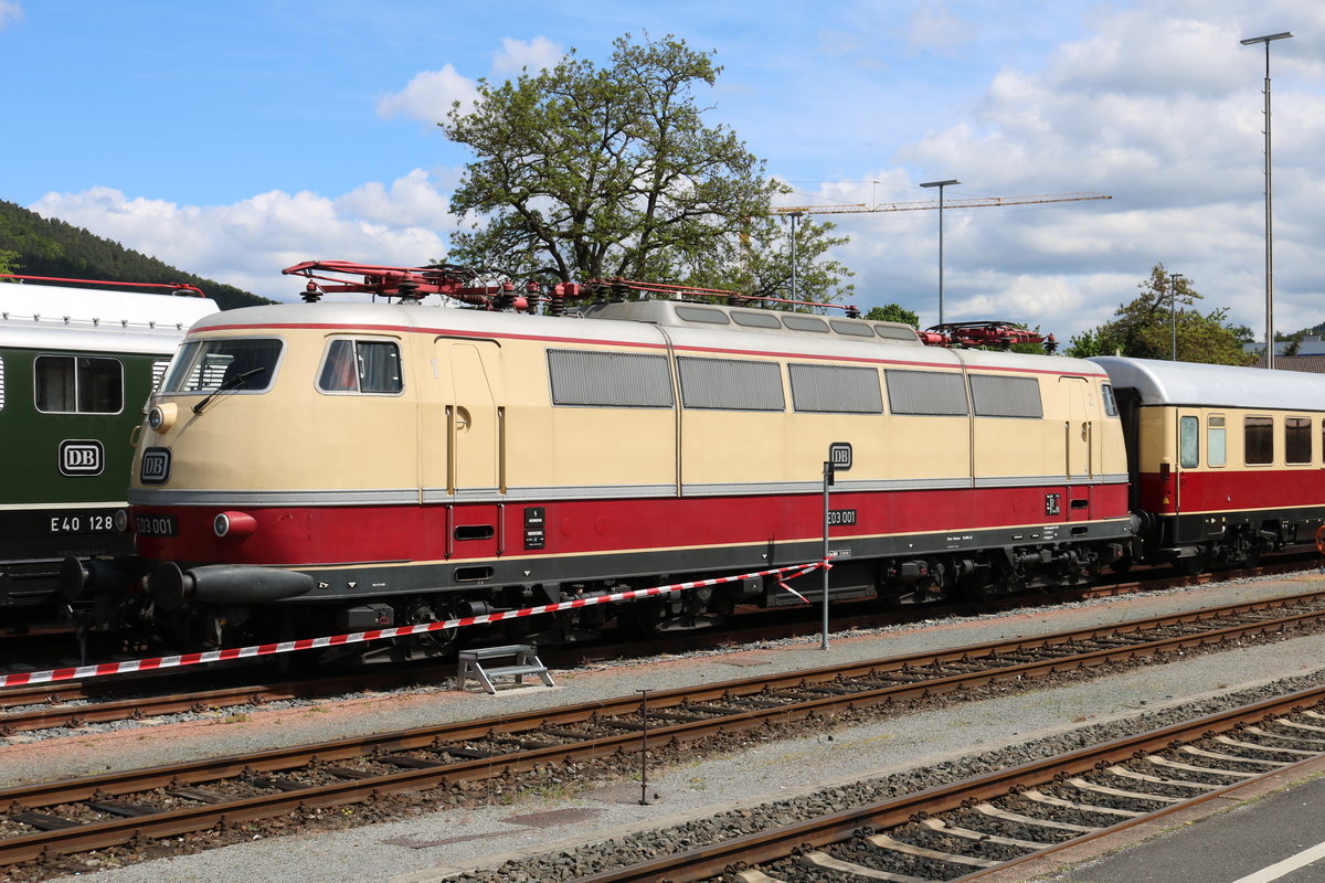 DB Museum E03 001 am 05.05.19 beim Bahnhofsfest in Miltenberg - Bahnbilder.de