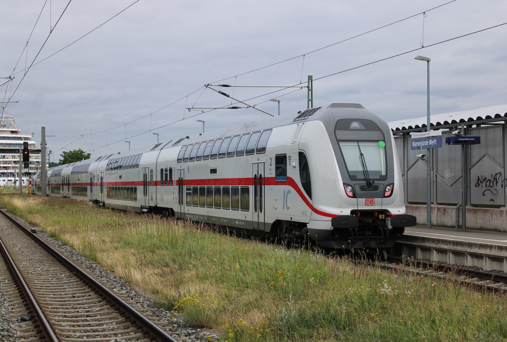DBpbzfa 50 80 86-81 913-5 als IC 2238(Leipzig-Warnemünde)bei der Durchfahrt in Warnemünde-Werft ...