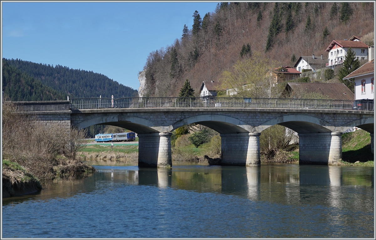 Dem Doubs entlang fährt der (ex) SNCF X ABD 2816 der "Assosiation l'autrail X2800 du Haut Doubs ...