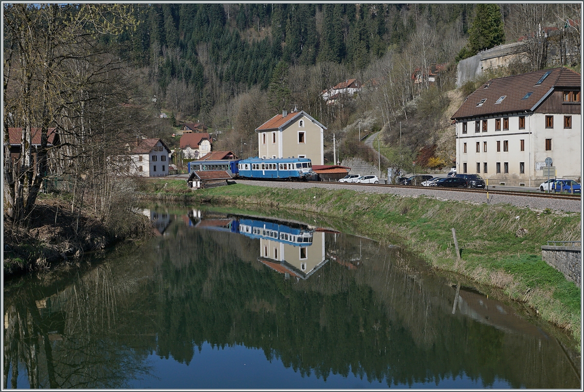 Der "Assosiation l'autrail X2800 du Haut Doubs" X 2816 mit Beiwagen erreicht im Rahmen einer ...