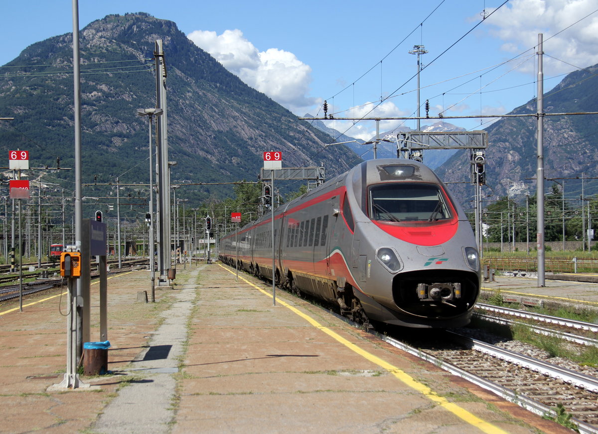 Der ETR 610 kommt aus Basel-Bahnhof(CH) nach Milano-Centrale(I) und fährt in Domodossola(I) ein ...