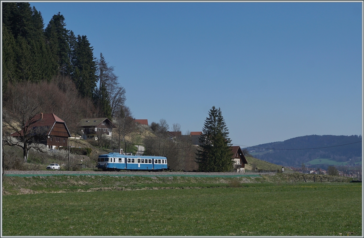 Dem Doubs entlang fährt der (ex) SNCF X ABD 2816 der "Assosiation l'autrail X2800 du Haut Doubs ...