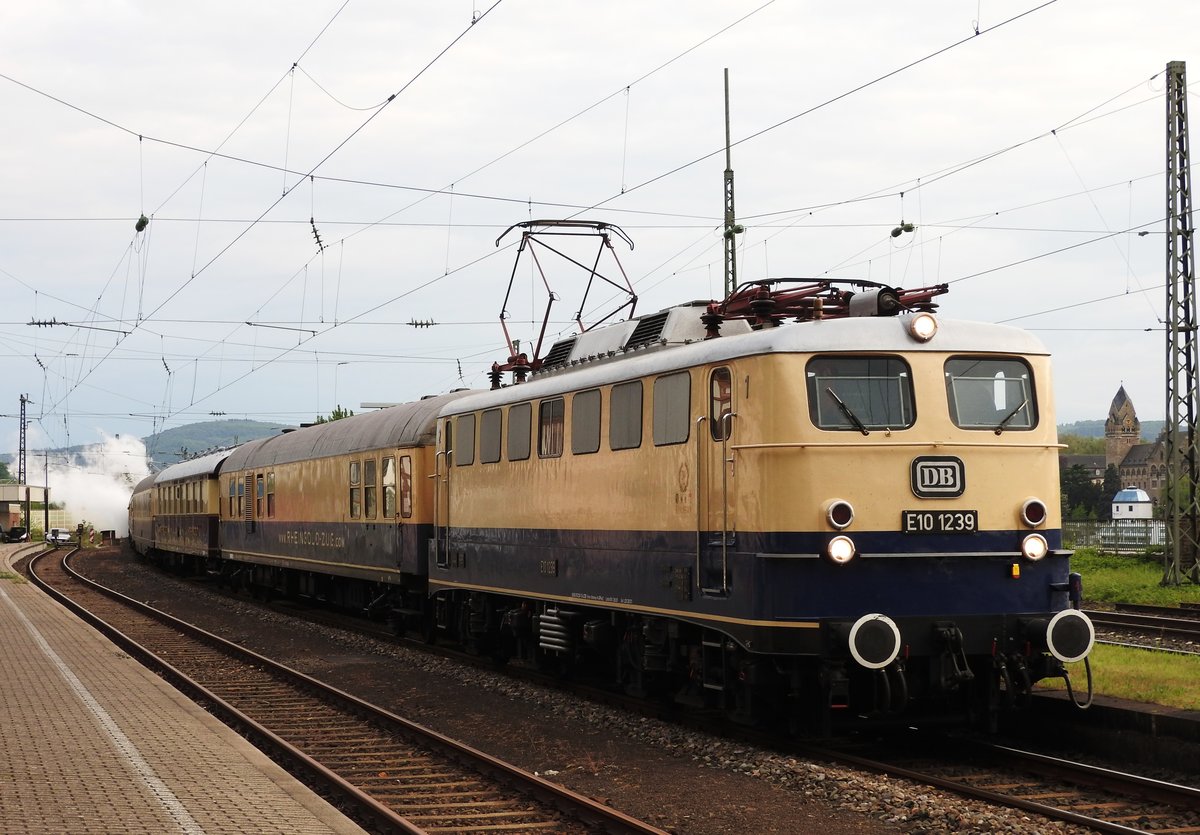 Der historische RHEINGOLD-Zug mit Zuglok E-101239 steht am 15.5.2016 nach der Sonderfahrt durchs ...