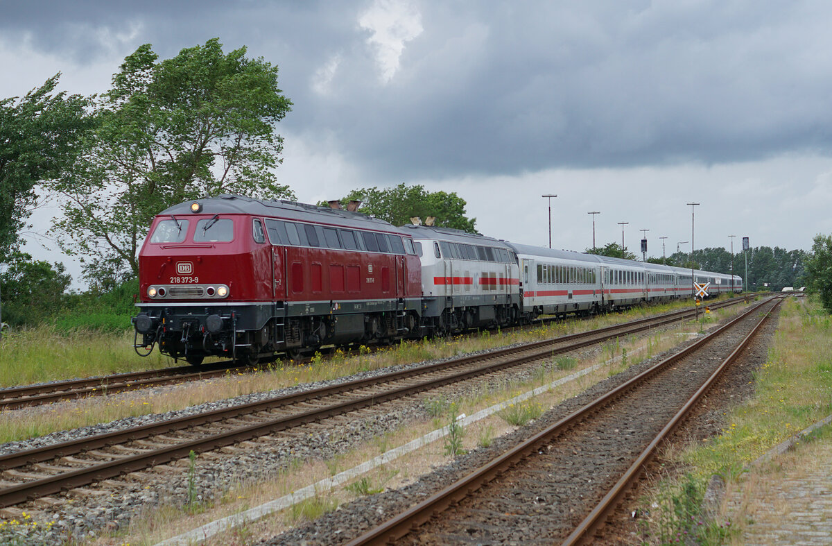 Der IC mit den Lokomotiven 218 373-9 und 218 341-6 am 08.06.2024 in Husum - Bahnbilder.de