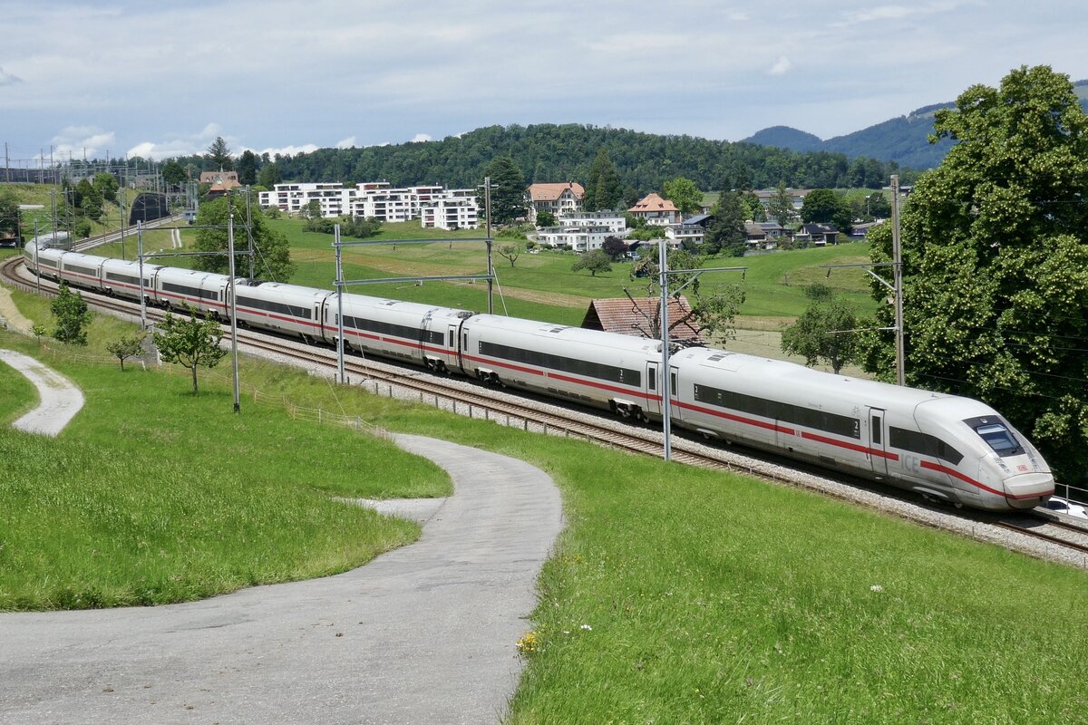 Der ICE 4 Tz 9026 "Zürichsee" auf dem Weg nach Interlaken Ost am 17.6.24 bei Faulensee ...