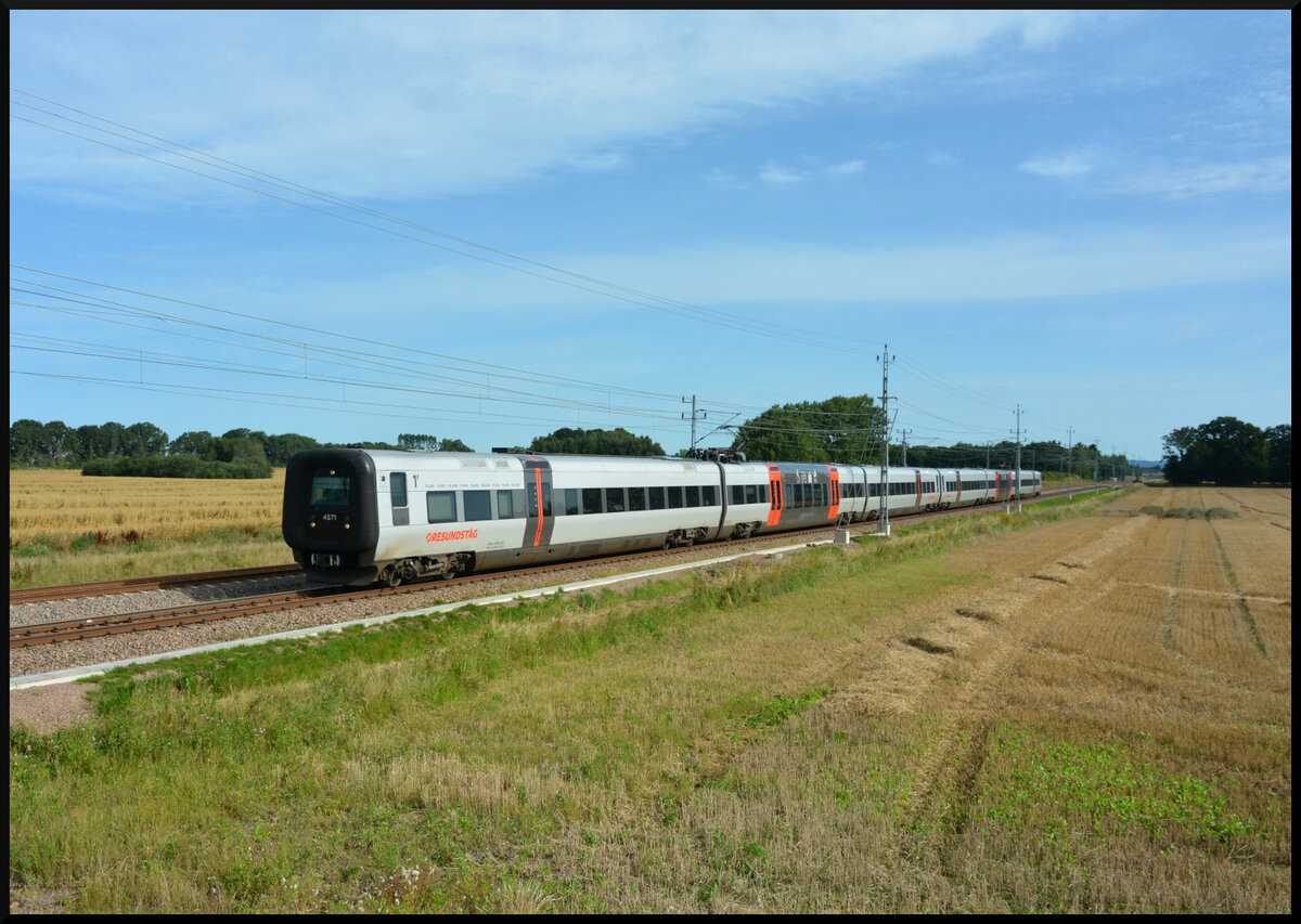 Der Öresundzug X31K/ET 4571 ist am 13.08.2024 südlich von Ängelholm auf ...