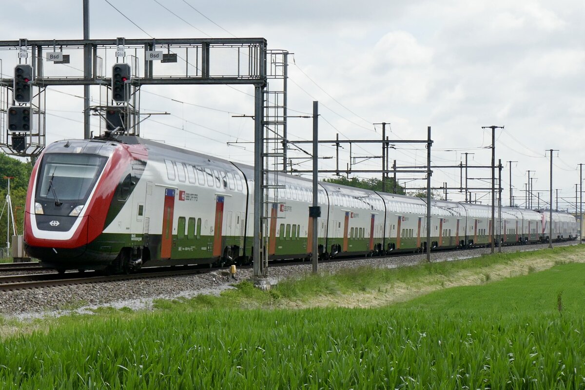 Der RABe 502 223 und RABDe 502 004 am 18.5.23 unterwegs bei Bassersdor ...