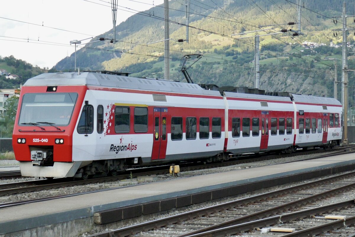 BLS MIKA RABe 528 111 "La Chaux-de-Fonds" am 10.4.23 bei der Einfahrt in Brig - Bahnbilder.de
