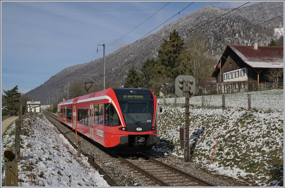 Der SBB RABe 526 286 als RE 3667 von La Chaux de Fonds nach Biel/Bienne passiert bei La Heutte ...
