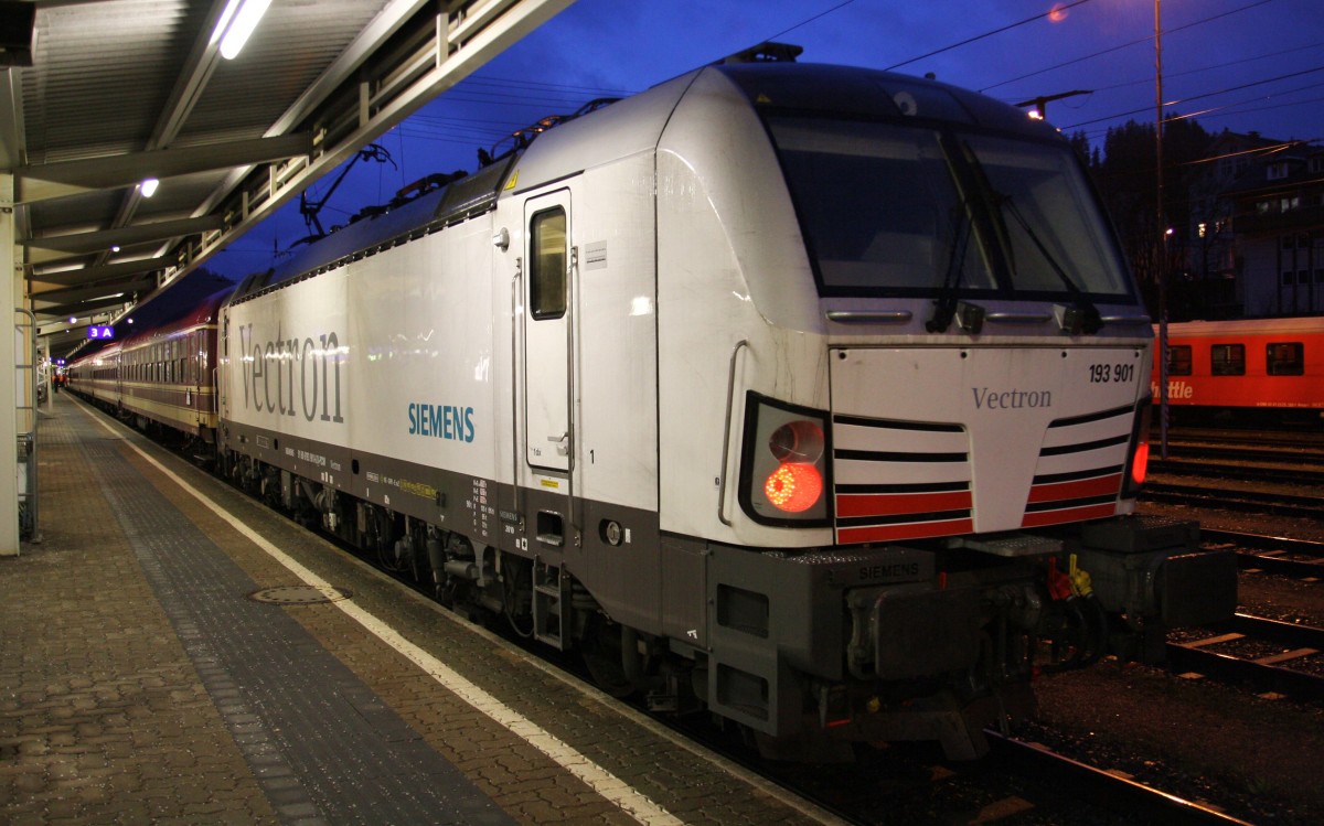 Der Vectron 193 901-6 von Siemens steht am Morgen des 20.12.2014 am Schneeexpress DRV13489 von ...