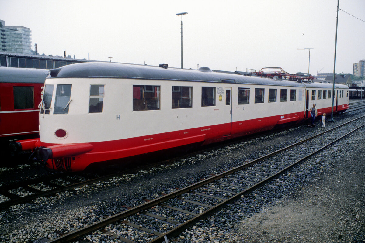 Der herrlich ausgestattete Innenraum des ET 11 01/zuletzt 723 001, am 10.08.1983 im Hbf ...