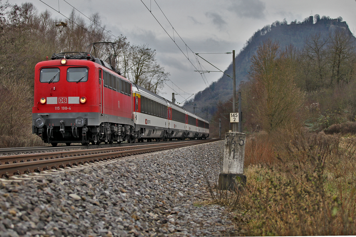 Die 115 198-4 scheucht mit ihrem Ic 280 von Zürich HB nach Stuttgart Hbf einen Turmfalken von ...