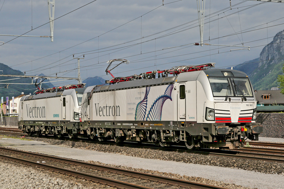 Die 193 901-6 und 193 902-4 bei einer Rangierfahrt im Bahnhof Unterterzen - Bahnbilder.de