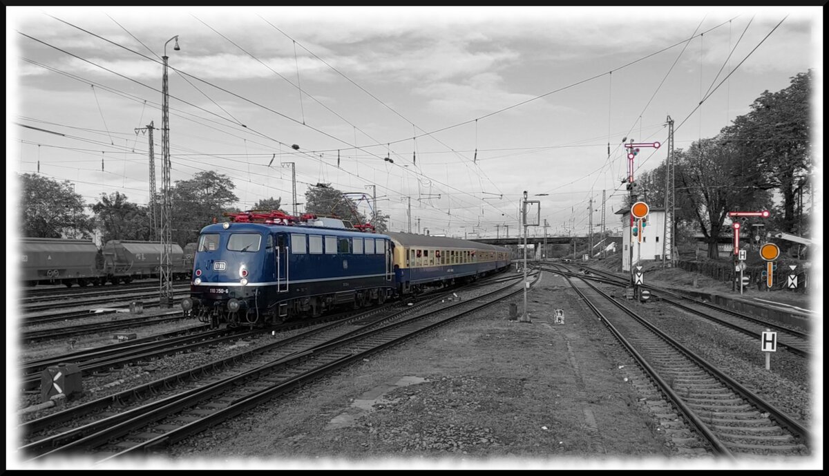 Die Bügelfalte 110 350-6 (Teto-Lok) kommt am 19.10.2024 mit einem ...