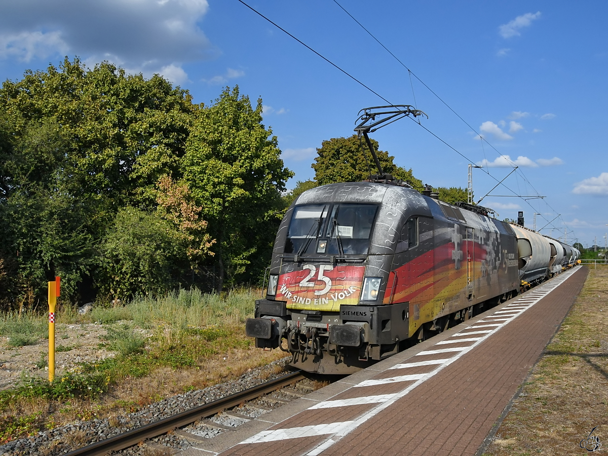 Die Elektrolokomotive ES64U2-060 ist mit sechs Kesselwagen unterwegs, so gesehen Ende August ...