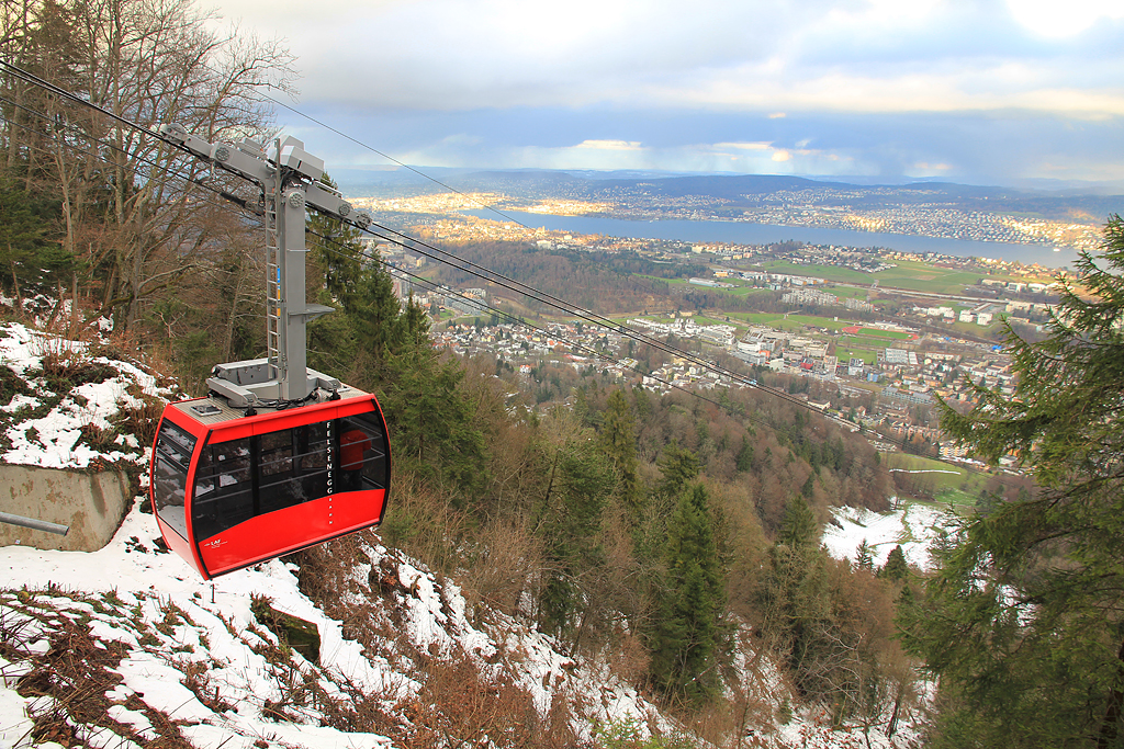 Die eine Kabine der Luftseilbahn Adliswil-Felsenegg erreicht soeben die Bergstation Felsenegg ...