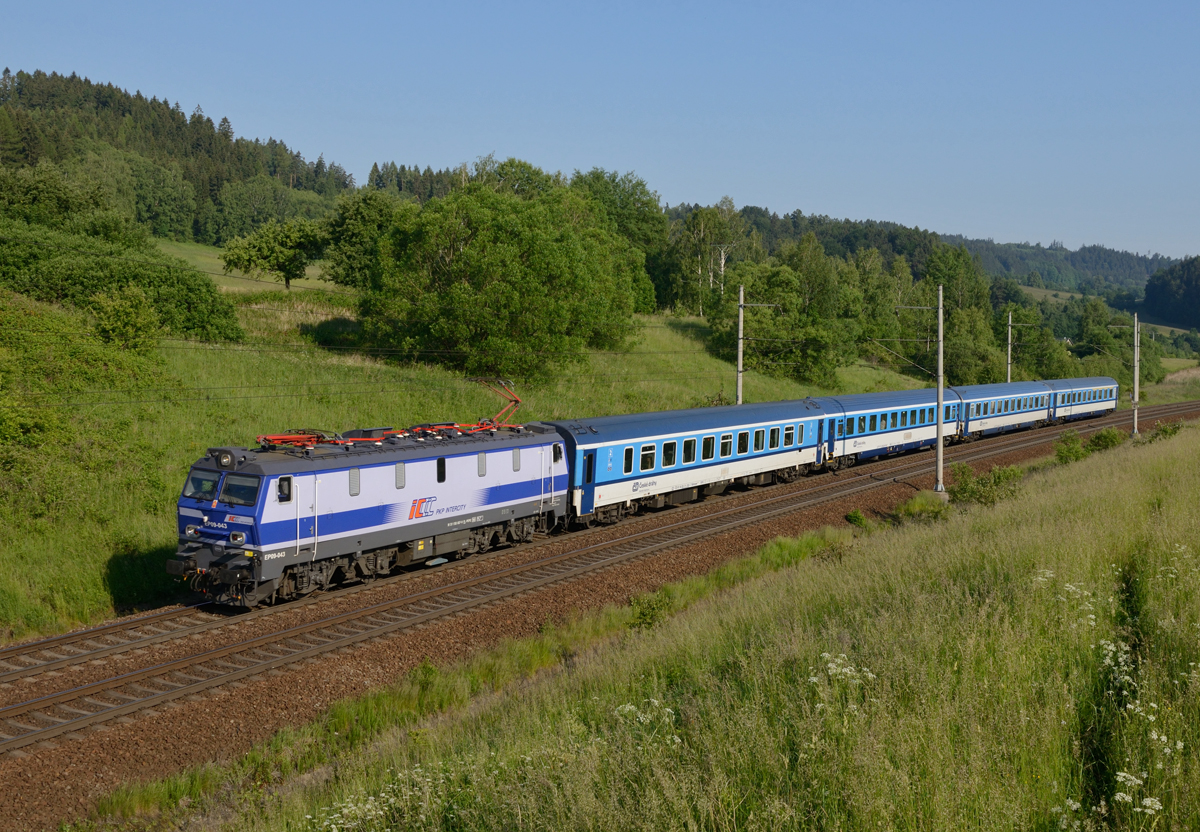 Die polnische Schnellzuglok EP09-43 war am Morgen des 26. Mai 2018 mit dem Ex 113 "Porta ...
